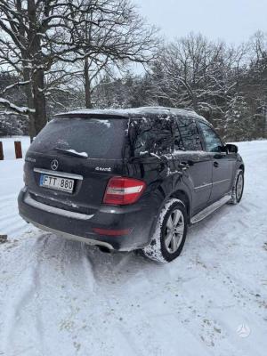 Melns Mercedes-Benz ML 320 2009 Jurbarkas, ar dzinēja tilpumu 3.20 L un nobraukumu 301 tūkst. km par 7250 €, foto 5 vietnē AUTOMOTO.COM.LV