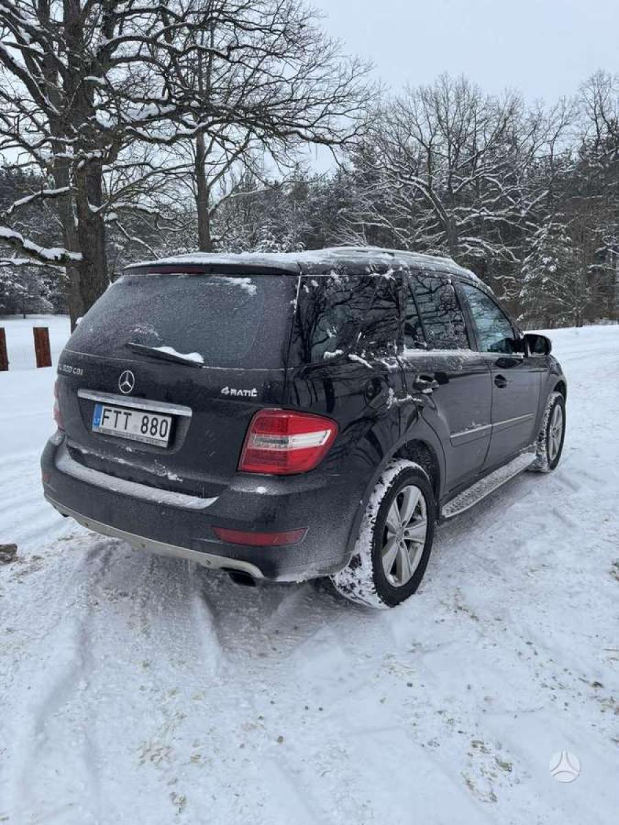 Melns Mercedes-Benz ML 320 2009 Jurbarkas, ar dzinēja tilpumu 3.20 L un nobraukumu 301 tūkst. km par 7250 €, foto 5 vietnē AUTOMOTO.COM.LV