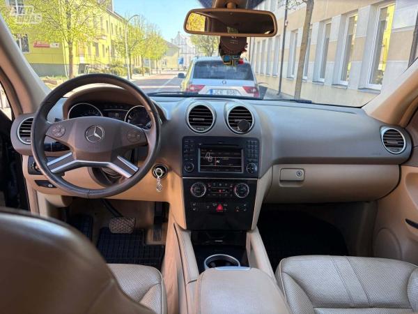 Black Mercedes-Benz ML 320 2009 in Pakruojis, with an engine capacity of 3.00 L and mileage of 310 thousand km for 7999 €, photo 7 on AUTOMOTO.COM.LV
