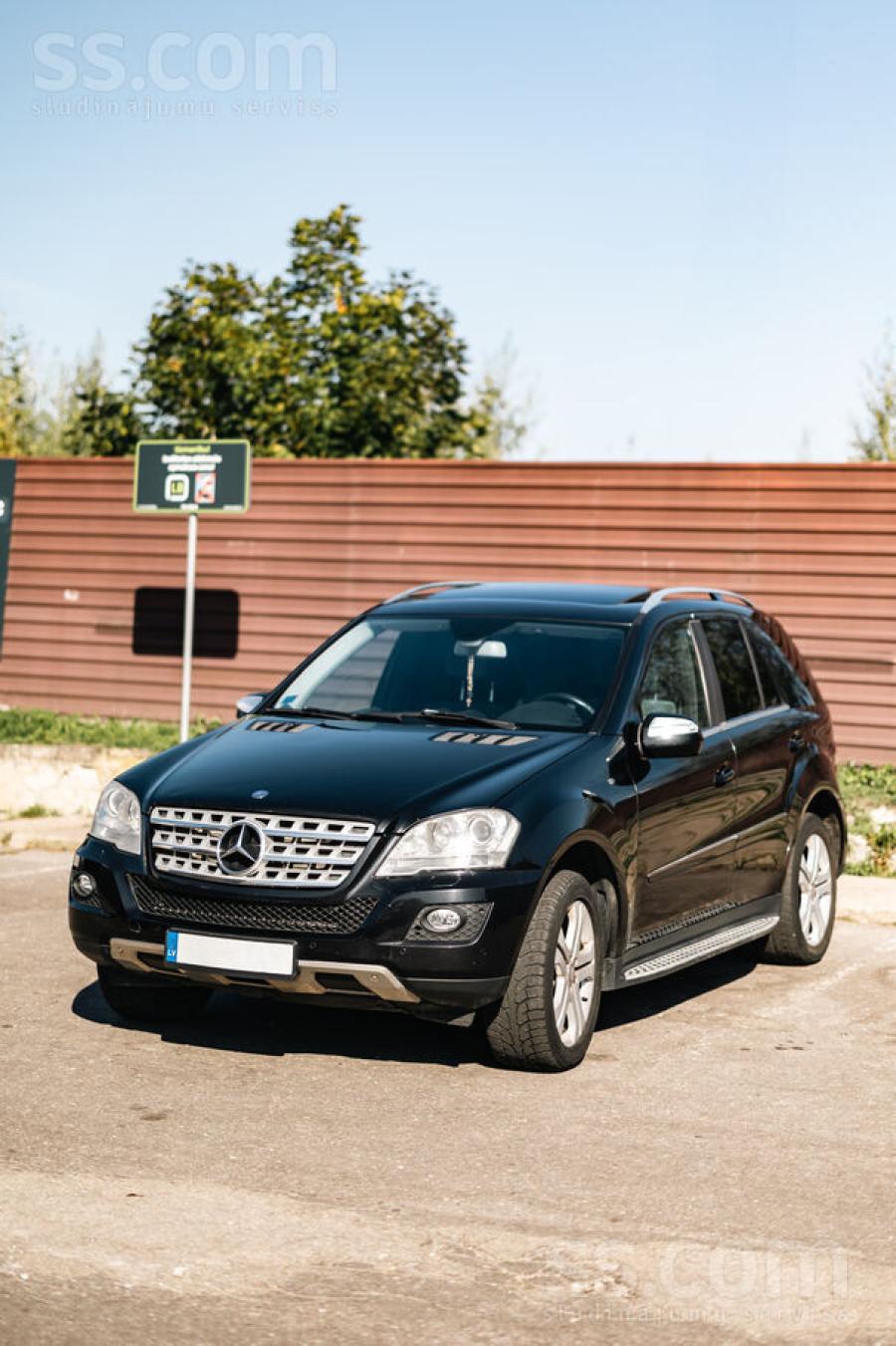Black Mercedes-Benz ML 320 2009 in Riga, with an engine capacity of 3.00 L and mileage of 350 thousand km for 7400 €, photo 1 on AUTOMOTO.COM.LV