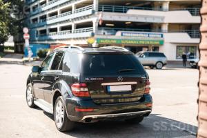 Black Mercedes-Benz ML 320 2009 in Riga, with an engine capacity of 3.00 L and mileage of 350 thousand km for 7400 €, photo 3 on AUTOMOTO.COM.LV