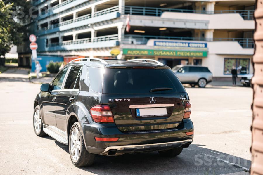 Black Mercedes-Benz ML 320 2009 in Riga, with an engine capacity of 3.00 L and mileage of 350 thousand km for 7400 €, photo 3 on AUTOMOTO.COM.LV