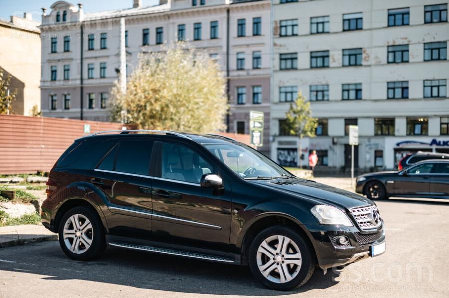 Black Mercedes-Benz ML 320 2009 in Riga, with an engine capacity of 3.00 L and mileage of 350 thousand km for 7400 €, photo 4 on AUTOMOTO.COM.LV