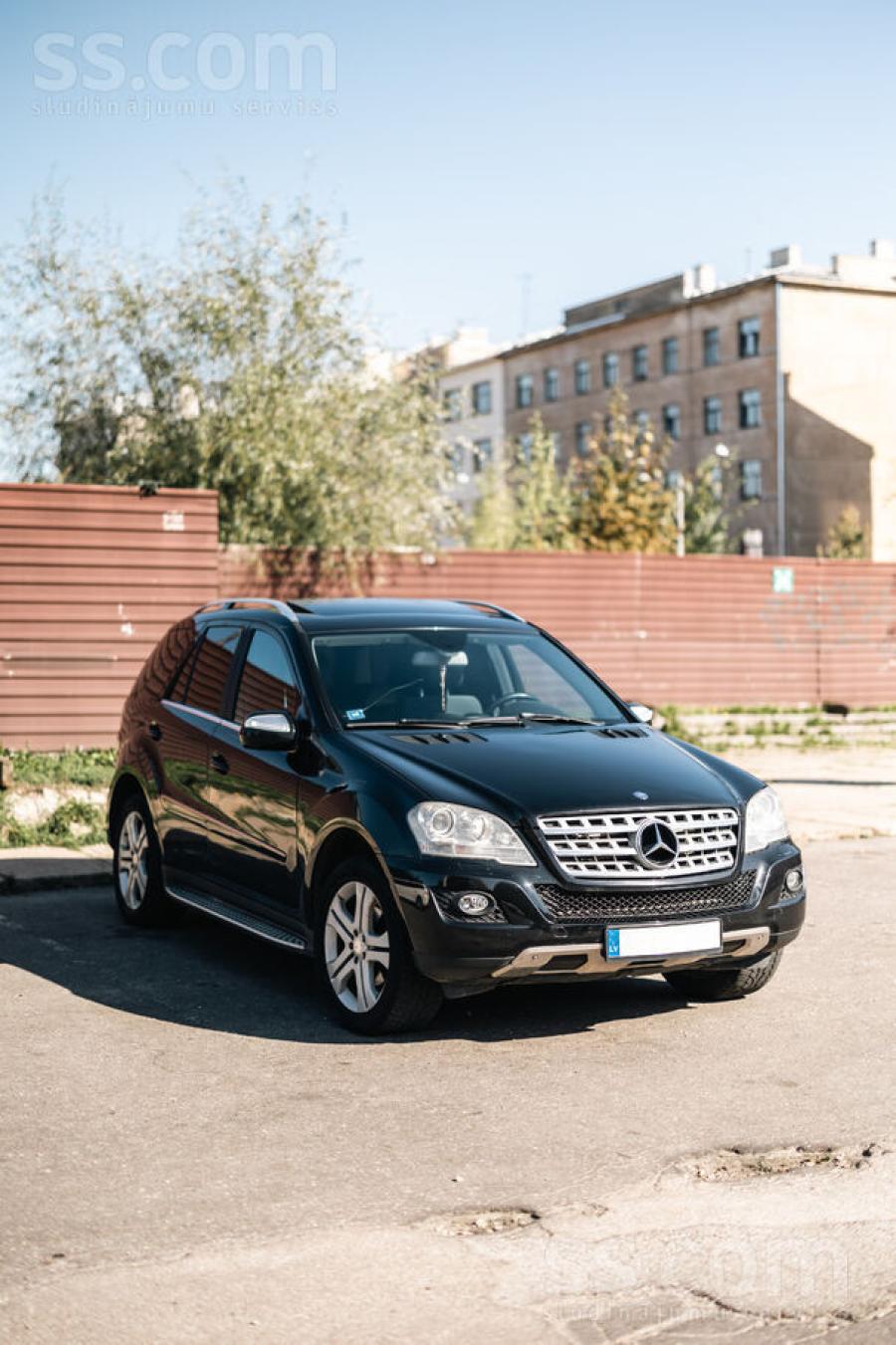 Black Mercedes-Benz ML 320 2009 in Riga, with an engine capacity of 3.00 L and mileage of 350 thousand km for 7400 €, photo 5 on AUTOMOTO.COM.LV