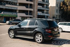 Black Mercedes-Benz ML 320 2009 in Riga, with an engine capacity of 3.00 L and mileage of 350 thousand km for 7400 €, photo 6 on AUTOMOTO.COM.LV