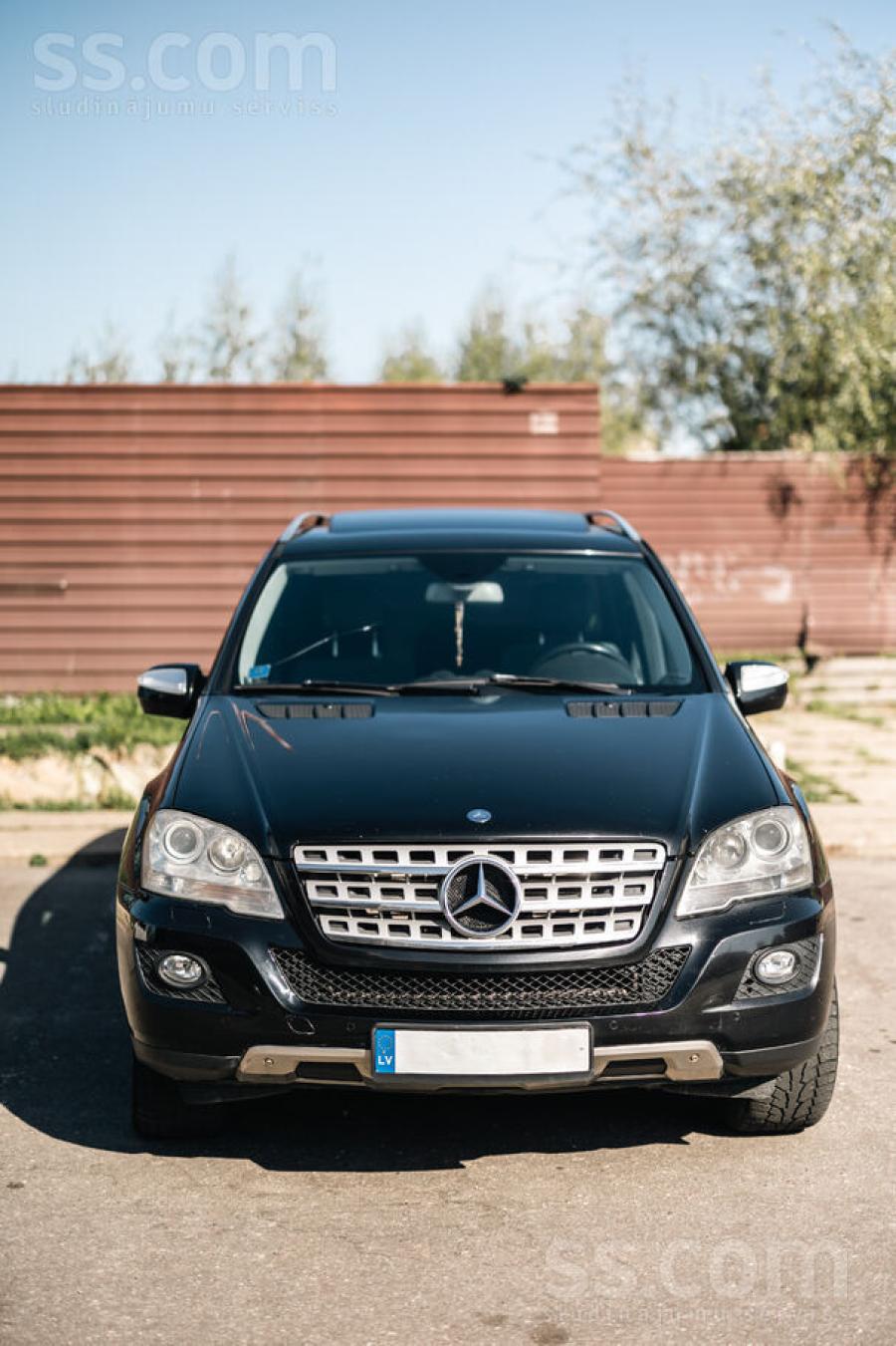 Black Mercedes-Benz ML 320 2009 in Riga, with an engine capacity of 3.00 L and mileage of 350 thousand km for 7400 €, photo 11 on AUTOMOTO.COM.LV