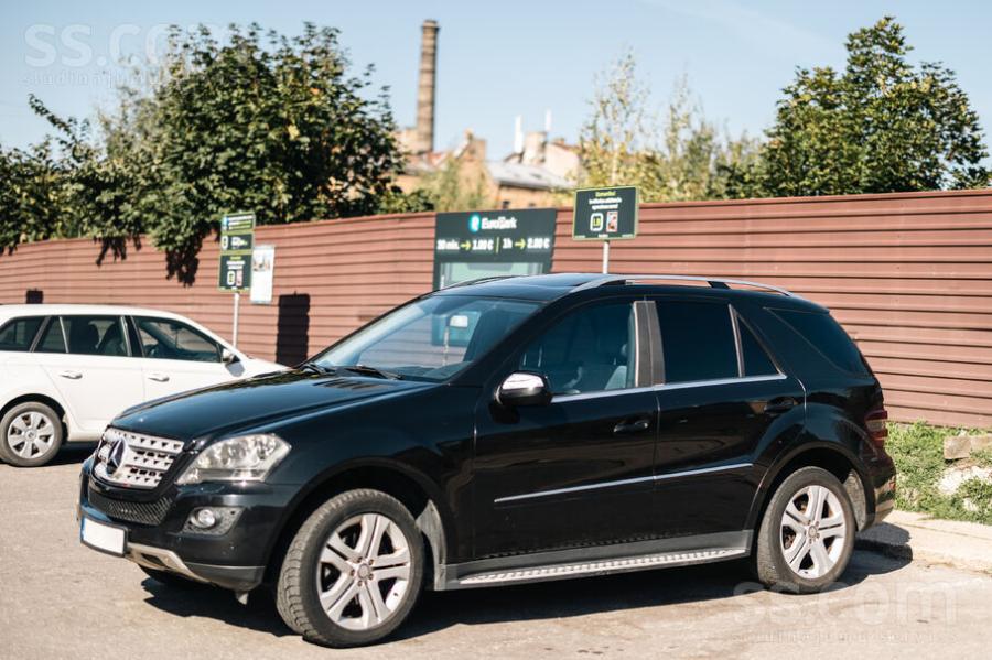 Black Mercedes-Benz ML 320 2009 in Riga, with an engine capacity of 3.00 L and mileage of 350 thousand km for 7400 €, photo 12 on AUTOMOTO.COM.LV