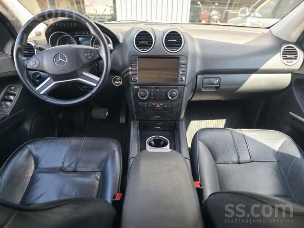 Black Mercedes-Benz ML 320 2009 in Ogre, with an engine capacity of 3.00 L and mileage of 372 thousand km for 7900 €, photo 2 on AUTOMOTO.COM.LV