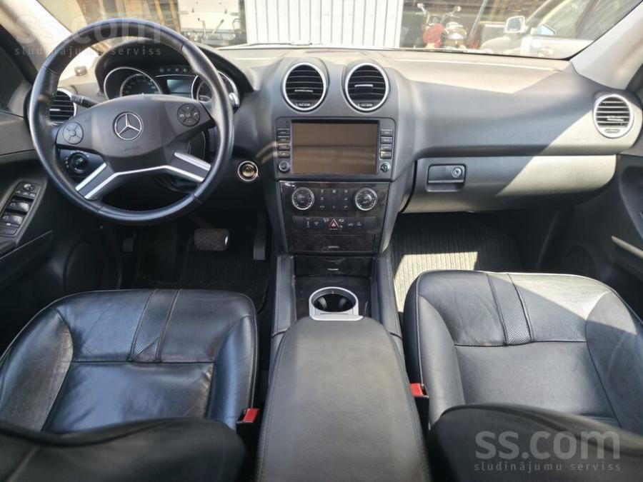 Black Mercedes-Benz ML 320 2009 in Ogre, with an engine capacity of 3.00 L and mileage of 372 thousand km for 7900 €, photo 3 on AUTOMOTO.COM.LV
