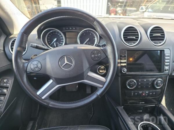 Black Mercedes-Benz ML 320 2009 in Ogre, with an engine capacity of 3.00 L and mileage of 372 thousand km for 7900 €, photo 3 on AUTOMOTO.COM.LV