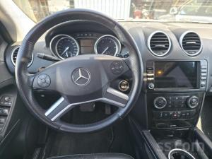 Black Mercedes-Benz ML 320 2009 in Ogre, with an engine capacity of 3.00 L and mileage of 372 thousand km for 7900 €, photo 4 on AUTOMOTO.COM.LV