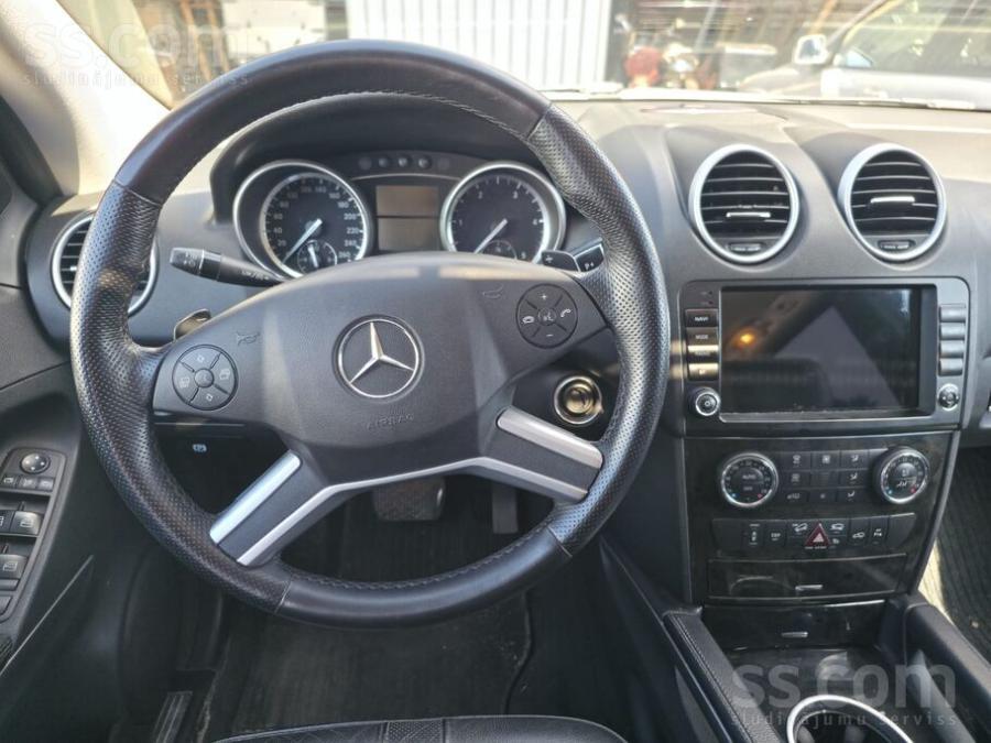 Black Mercedes-Benz ML 320 2009 in Ogre, with an engine capacity of 3.00 L and mileage of 372 thousand km for 7900 €, photo 4 on AUTOMOTO.COM.LV