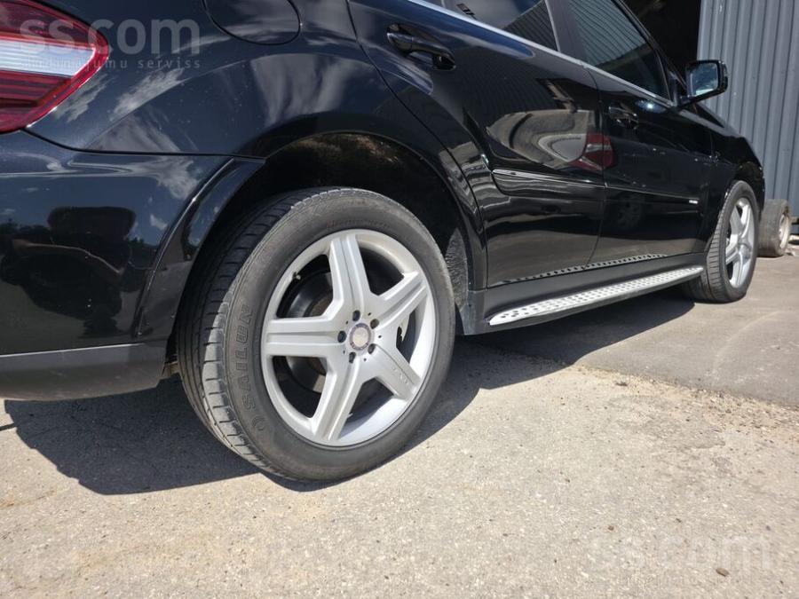 Black Mercedes-Benz ML 320 2009 in Ogre, with an engine capacity of 3.00 L and mileage of 372 thousand km for 7900 €, photo 6 on AUTOMOTO.COM.LV