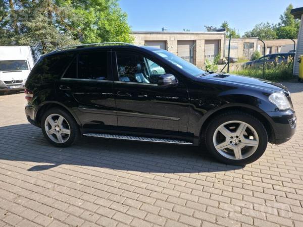 Black Mercedes-Benz ML 320 2009 in Ogre, with an engine capacity of 3.00 L and mileage of 372 thousand km for 7900 €, photo 6 on AUTOMOTO.COM.LV