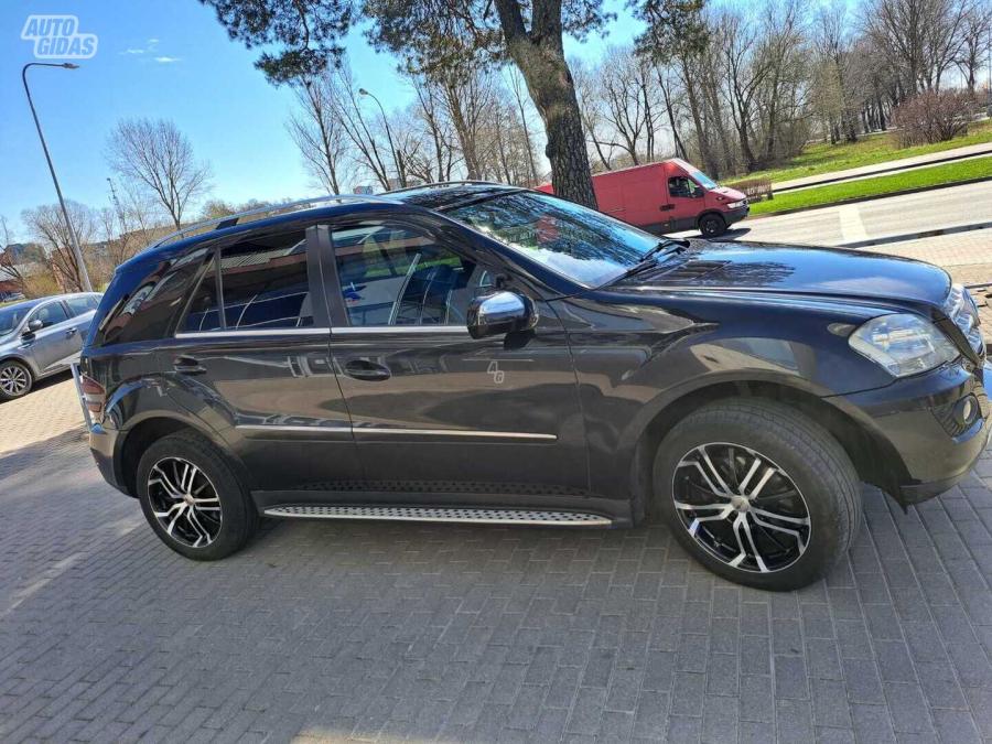 Black Mercedes-Benz ML 320 2009 in Klaipeda, with an engine capacity of 3.00 L and mileage of 338 thousand km for 5900 €, photo 3 on AUTOMOTO.COM.LV