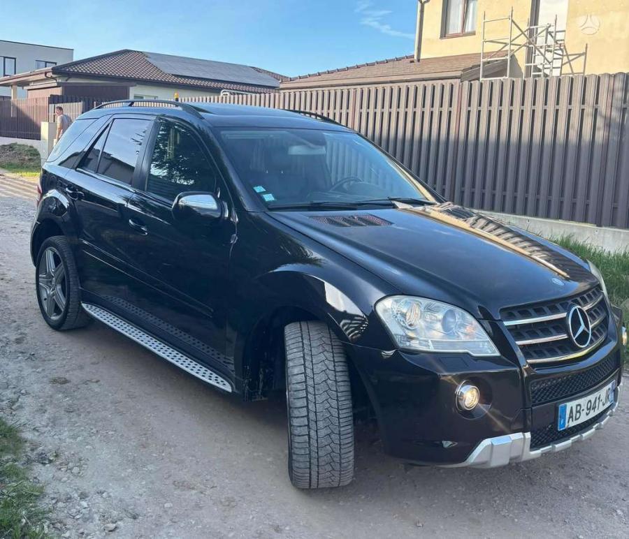 Black Mercedes-Benz ML 320 2009 in Vilnius, with an engine capacity of 3.00 L and mileage of 260 thousand km for 9200 €, photo 3 on AUTOMOTO.COM.LV