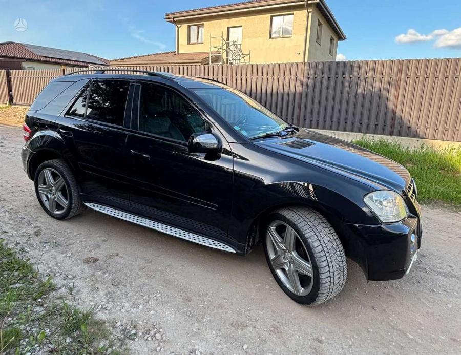 Black Mercedes-Benz ML 320 2009 in Vilnius, with an engine capacity of 3.00 L and mileage of 260 thousand km for 9200 €, photo 4 on AUTOMOTO.COM.LV