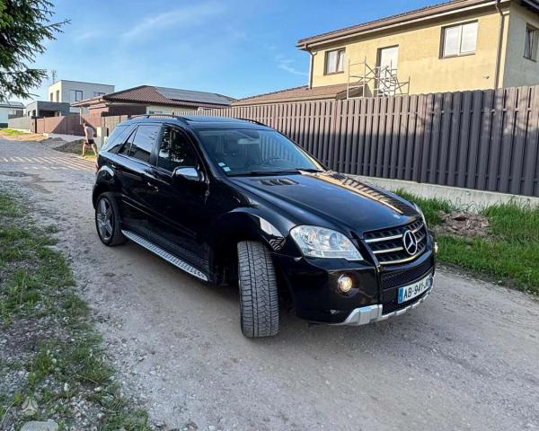 Black Mercedes-Benz ML 320 2009 in Vilnius, with an engine capacity of 3.00 L and mileage of 260 thousand km for 9200 €, photo 4 on AUTOMOTO.COM.LV