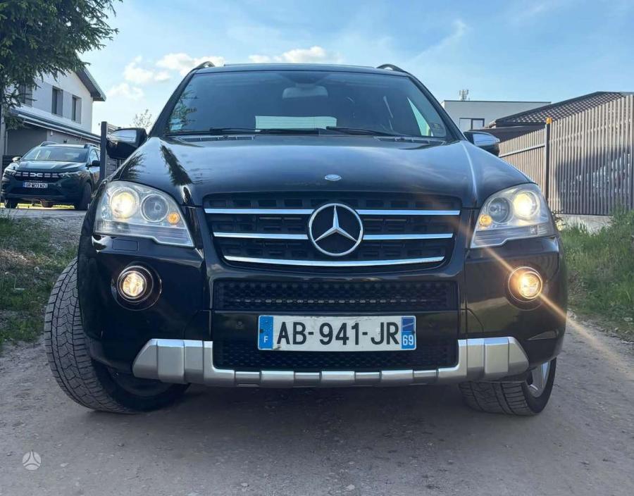 Black Mercedes-Benz ML 320 2009 in Vilnius, with an engine capacity of 3.00 L and mileage of 260 thousand km for 9200 €, photo 6 on AUTOMOTO.COM.LV