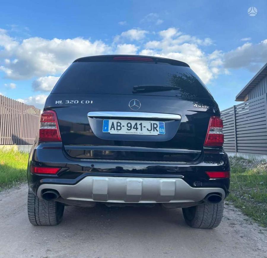 Black Mercedes-Benz ML 320 2009 in Vilnius, with an engine capacity of 3.00 L and mileage of 260 thousand km for 9200 €, photo 10 on AUTOMOTO.COM.LV