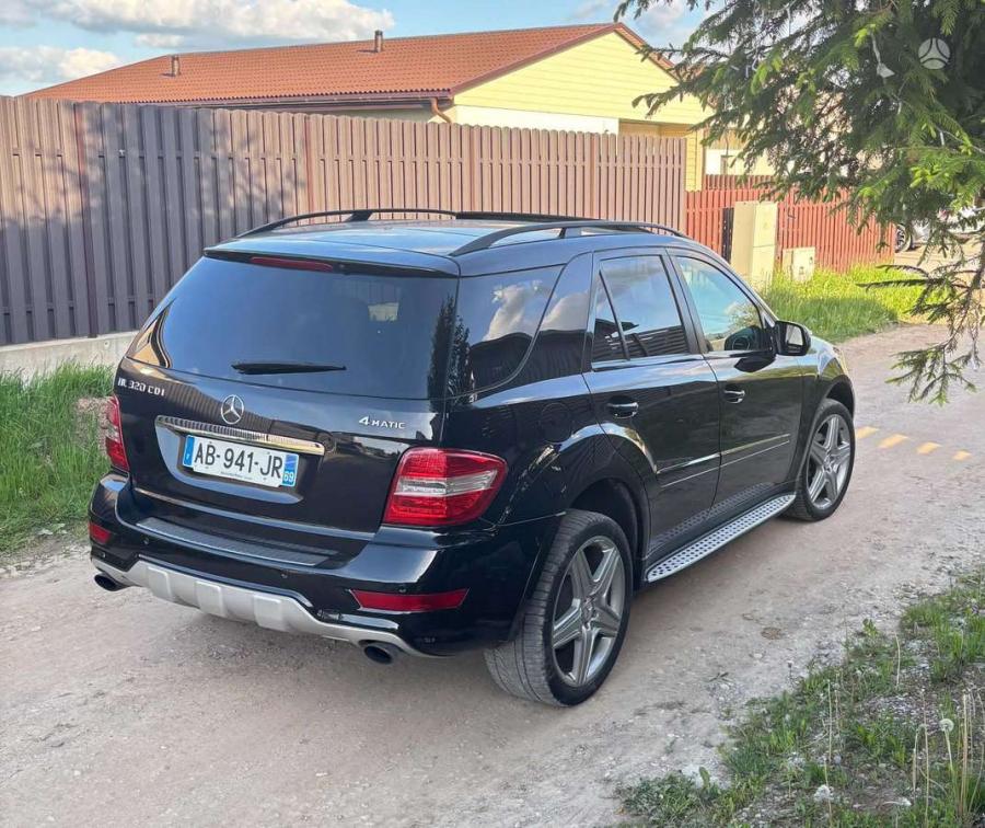 Black Mercedes-Benz ML 320 2009 in Vilnius, with an engine capacity of 3.00 L and mileage of 260 thousand km for 9200 €, photo 11 on AUTOMOTO.COM.LV