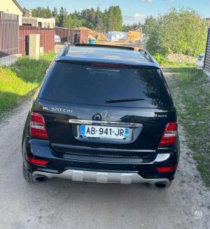 Black Mercedes-Benz ML 320 2009 in Vilnius, with an engine capacity of 3.00 L and mileage of 260 thousand km for 9200 €, photo 12 on AUTOMOTO.COM.LV