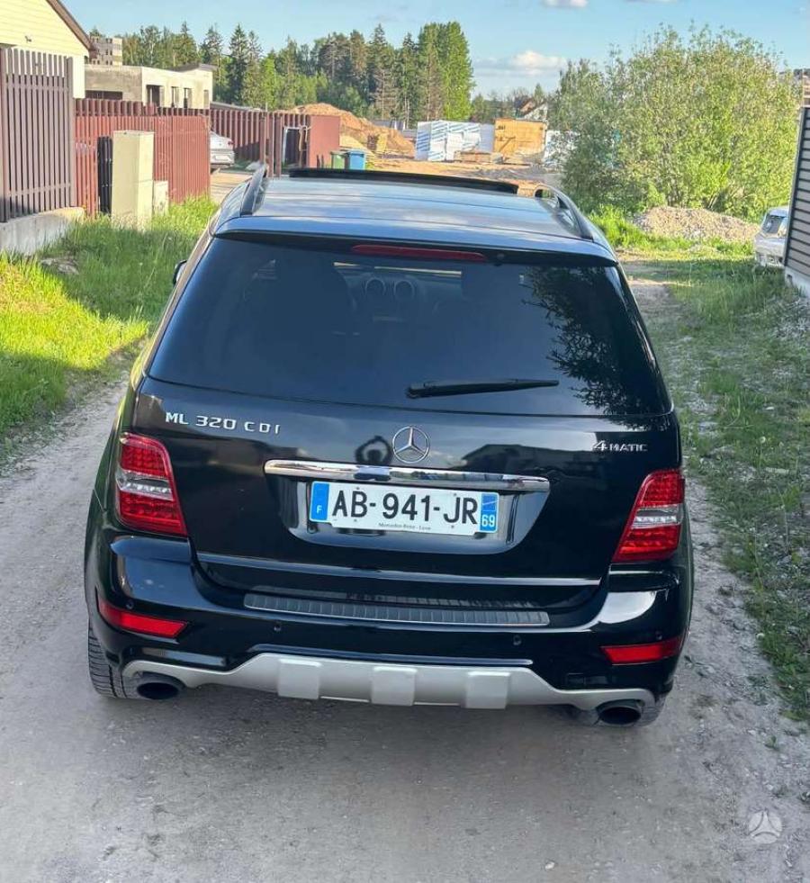 Black Mercedes-Benz ML 320 2009 in Vilnius, with an engine capacity of 3.00 L and mileage of 260 thousand km for 9200 €, photo 12 on AUTOMOTO.COM.LV