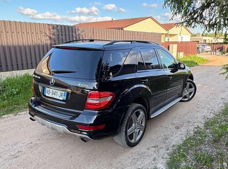 Black Mercedes-Benz ML 320 2009 in Vilnius, with an engine capacity of 3.00 L and mileage of 260 thousand km for 9200 €, photo 15 on AUTOMOTO.COM.LV