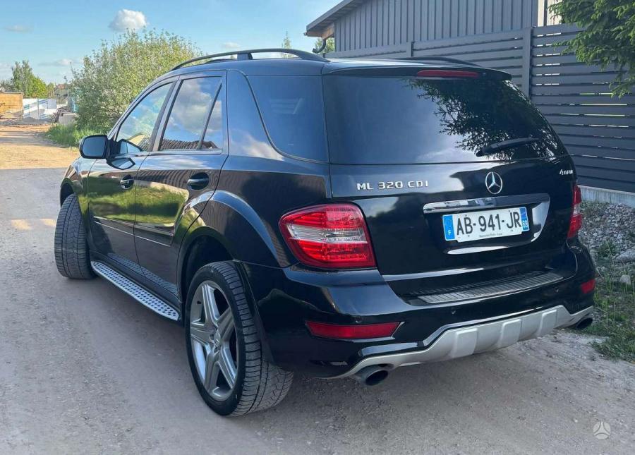 Black Mercedes-Benz ML 320 2009 in Vilnius, with an engine capacity of 3.00 L and mileage of 260 thousand km for 9200 €, photo 16 on AUTOMOTO.COM.LV