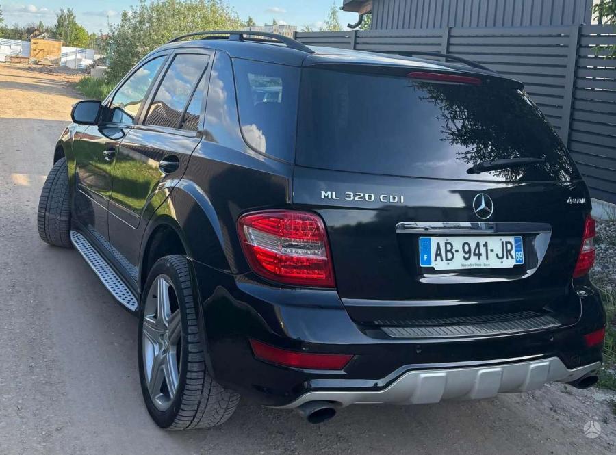 Black Mercedes-Benz ML 320 2009 in Vilnius, with an engine capacity of 3.00 L and mileage of 260 thousand km for 9200 €, photo 17 on AUTOMOTO.COM.LV