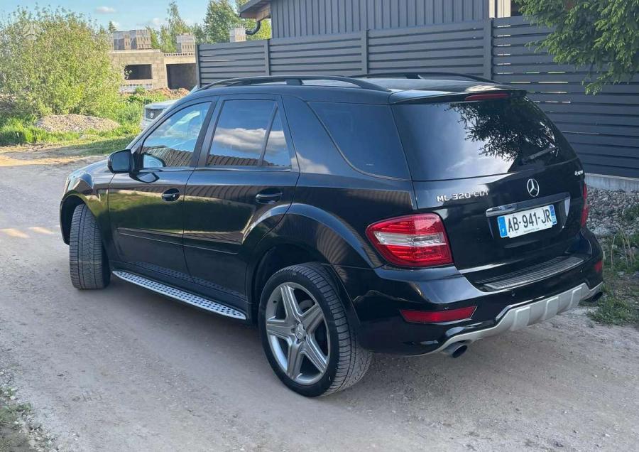 Black Mercedes-Benz ML 320 2009 in Vilnius, with an engine capacity of 3.00 L and mileage of 260 thousand km for 9200 €, photo 19 on AUTOMOTO.COM.LV
