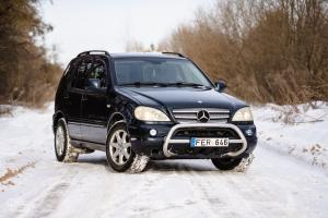 Zils Mercedes-Benz ML 320 1999 Viļņa, ar dzinēja tilpumu 3.20 L un nobraukumu 300 tūkst. km par 1850 €, foto  vietnē AUTOMOTO.COM.LV