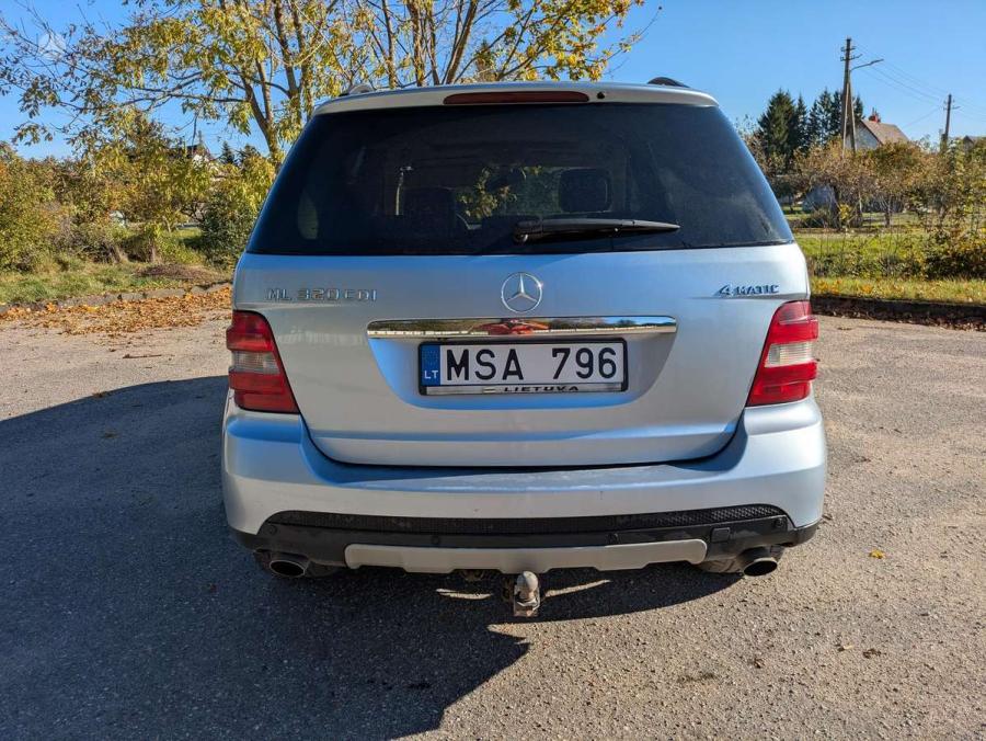 Синий Мерседес МЛ 320 2006 в Клайпеда, объемом двигателя 2.99 л и пробегом 329 тыс. км за 3900 €, фото 4 на AUTOMOTO.COM.LV