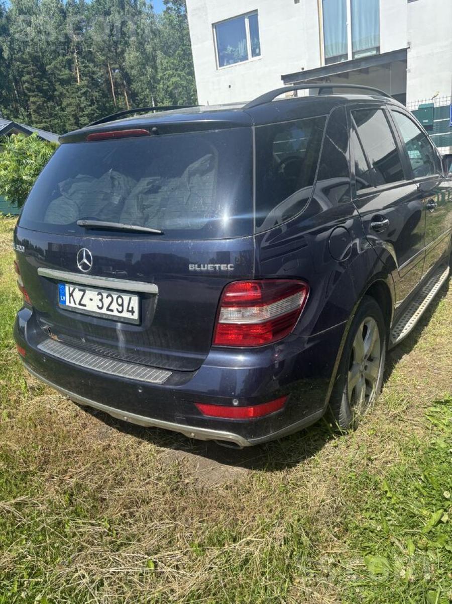 Blue Mercedes-Benz ML 320 2009 in Riga, with an engine capacity of 3.00 L and mileage of 299 thousand km for 3550 €, photo 3 on AUTOMOTO.COM.LV