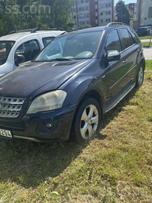 Blue Mercedes-Benz ML 320 2009 in Riga, with an engine capacity of 3.00 L and mileage of 299 thousand km for 3550 €, photo 5 on AUTOMOTO.COM.LV