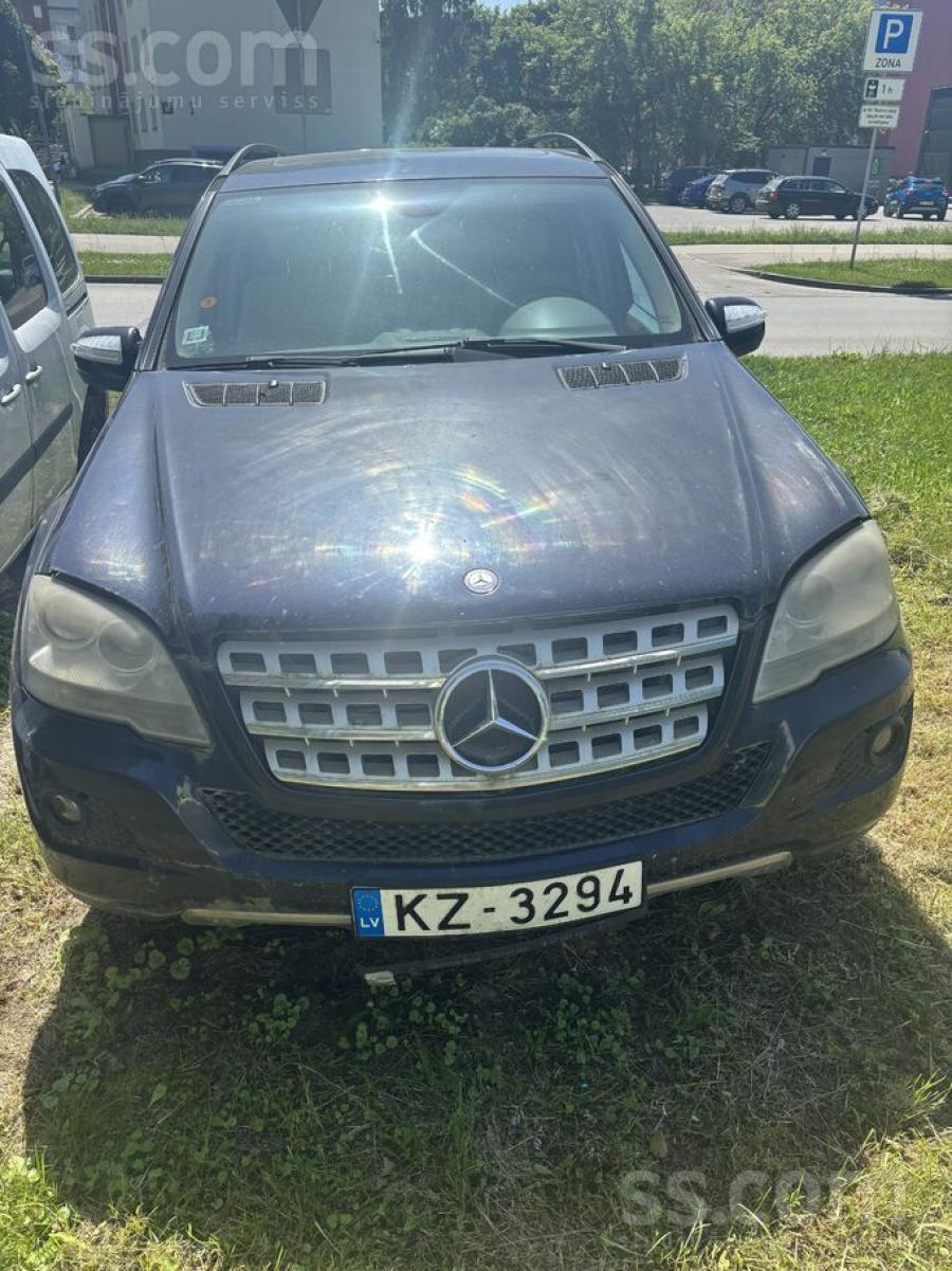 Blue Mercedes-Benz ML 320 2009 in Riga, with an engine capacity of 3.00 L and mileage of 299 thousand km for 3550 €, photo 6 on AUTOMOTO.COM.LV