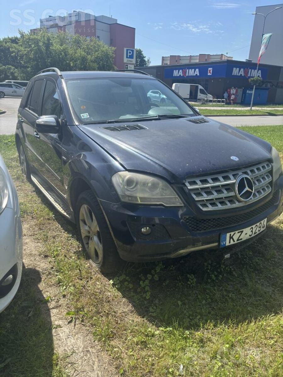 Blue Mercedes-Benz ML 320 2009 in Riga, with an engine capacity of 3.00 L and mileage of 299 thousand km for 3550 €, photo 7 on AUTOMOTO.COM.LV
