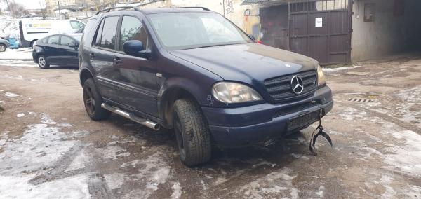 Zils Mercedes-Benz ML 320 2000 Viļņa, ar dzinēja tilpumu 3.20 L un nobraukumu 300 tūkst. km par 650 €, foto 2 vietnē AUTOMOTO.COM.LV