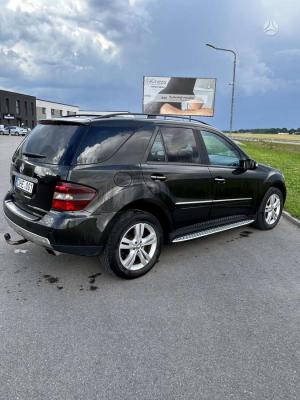 Brūns Mercedes-Benz ML 320 2008 Kauņa, ar dzinēja tilpumu 2.99 L un nobraukumu 238 tūkst. km par 6500 €, foto  vietnē AUTOMOTO.COM.LV