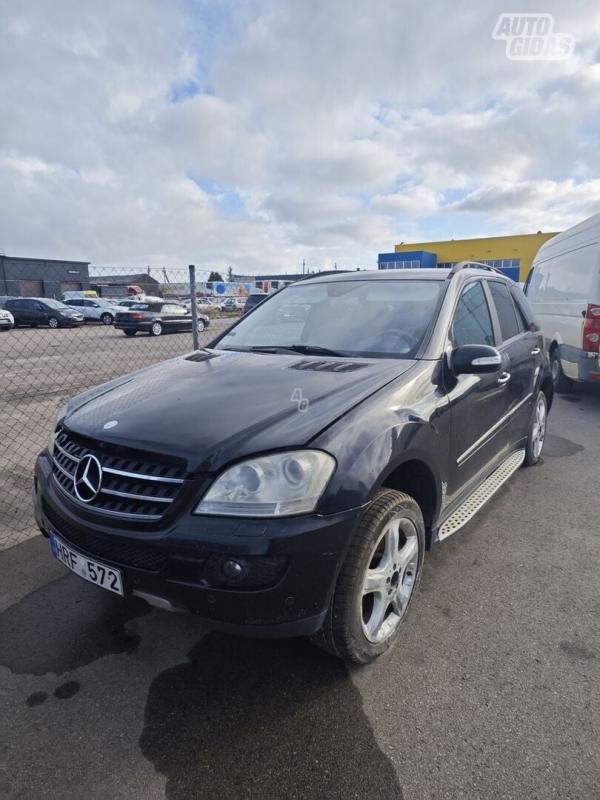 Мерседес МЛ 320 2006 в Плунге на AUTOMOTO.COM.LV Мерседес МЛ 320 2006 в Плунге, объемом двигателя 3.00 л и пробегом 350 тыс. км за 1750 €, фото 1 на AUTOMOTO.COM.LV