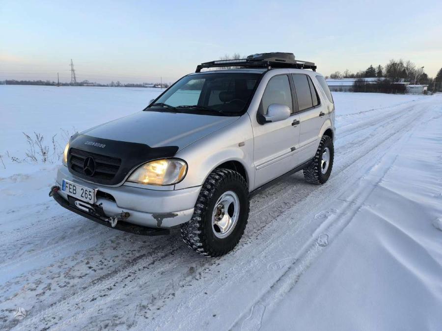 Pelēks Mercedes-Benz ML 320 1998 Marijampole, ar dzinēja tilpumu 3.20 L un nobraukumu 282 tūkst. km par 3850 €, foto 1 vietnē AUTOMOTO.COM.LV