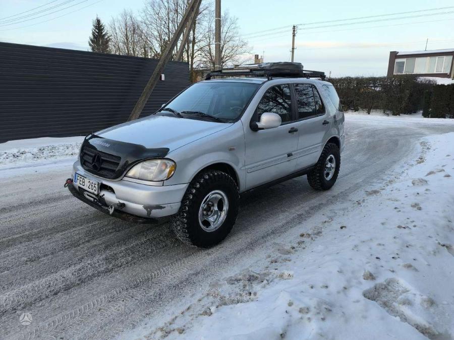 Pelēks Mercedes-Benz ML 320 1998 Marijampole, ar dzinēja tilpumu 3.20 L un nobraukumu 282 tūkst. km par 3850 €, foto 2 vietnē AUTOMOTO.COM.LV