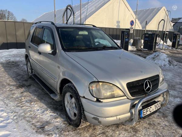 Pelēks Mercedes-Benz ML 320 2000 Klaipėda, ar dzinēja tilpumu 3.20 L un nobraukumu 200 tūkst. km par 1000 €, foto 3 vietnē AUTOMOTO.COM.LV