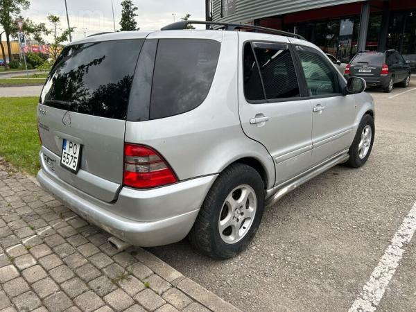 Pelēks Mercedes-Benz ML 320 2000 Rīga, ar dzinēja tilpumu 3.20 L un nobraukumu 190 tūkst. km par 1800 €, foto 1 vietnē AUTOMOTO.COM.LV