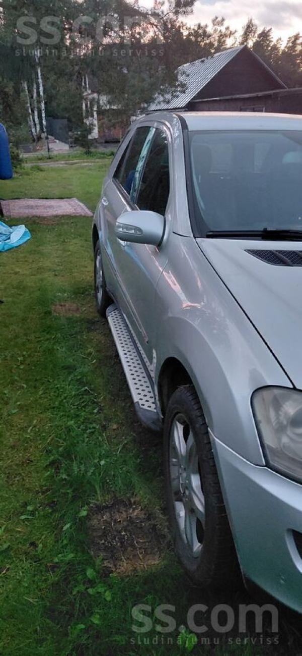 Grey Mercedes-Benz ML 320 2005 in Riga, with an engine capacity of 3.20 L and mileage of 345 thousand km for 2150 €, photo 3 on AUTOMOTO.COM.LV
