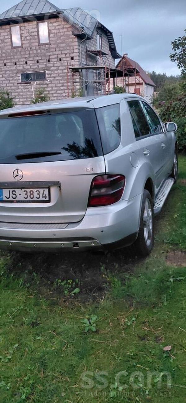 Grey Mercedes-Benz ML 320 2005 in Riga, with an engine capacity of 3.20 L and mileage of 345 thousand km for 2150 €, photo 4 on AUTOMOTO.COM.LV