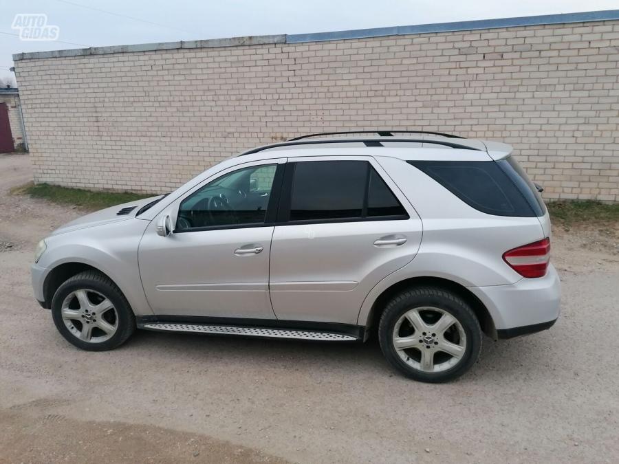 Grey Mercedes-Benz ML 320 2006 in Utena, with an engine capacity of 3.00 L and mileage of 372 thousand km for 3600 €, photo 1 on AUTOMOTO.COM.LV
