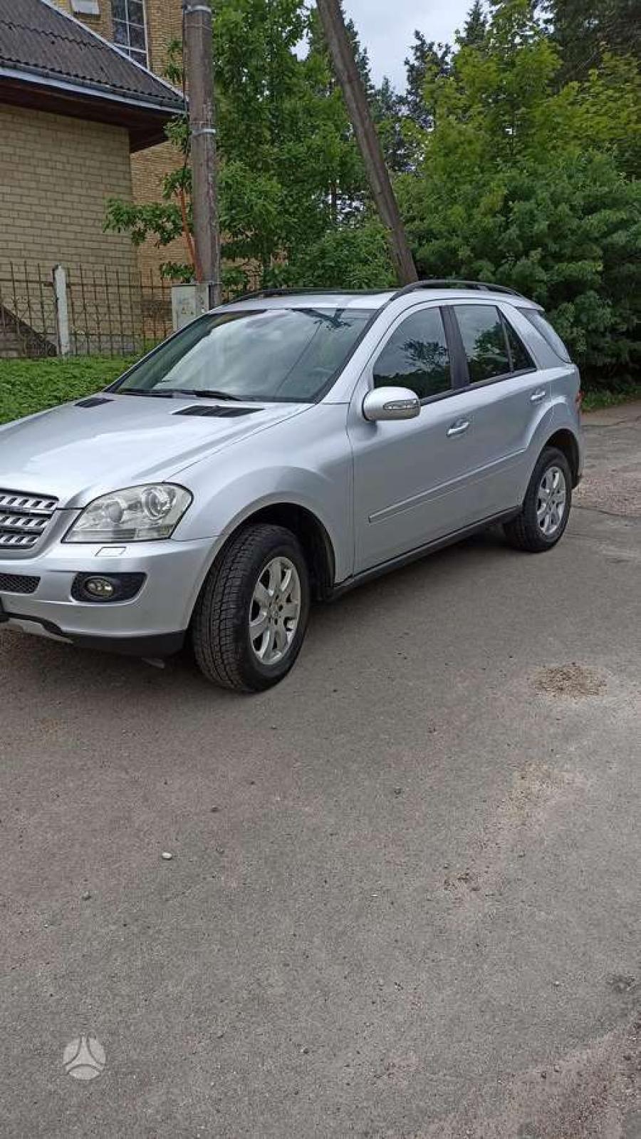 Pelēks Mercedes-Benz ML 320 2006 Viļņa, ar dzinēja tilpumu 3.00 L un nobraukumu 330 tūkst. km par 2850 €, foto 3 vietnē AUTOMOTO.COM.LV