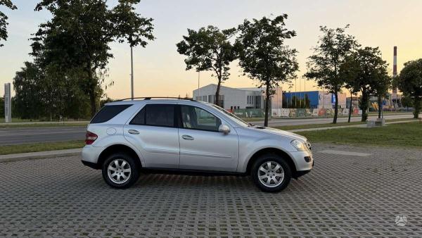 Grey Mercedes-Benz ML 320 2006 in Siauliai, with an engine capacity of 3.00 L and mileage of 404 thousand km for 3350 €, photo 3 on AUTOMOTO.COM.LV