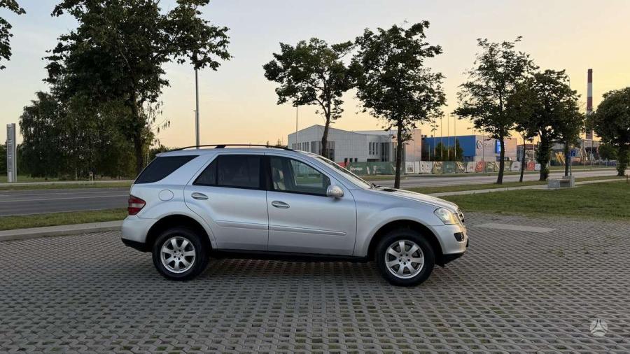 Pelēks Mercedes-Benz ML 320 2006 Šauļi, ar dzinēja tilpumu 3.00 L un nobraukumu 404 tūkst. km par 3350 €, foto 4 vietnē AUTOMOTO.COM.LV